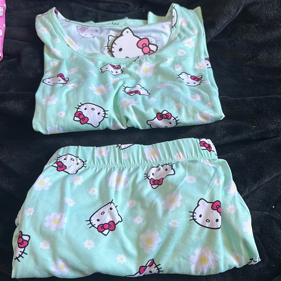 Hello Kitty | Intimates & Sleepwear | Hello Kitty Daisy Pajama Set ...